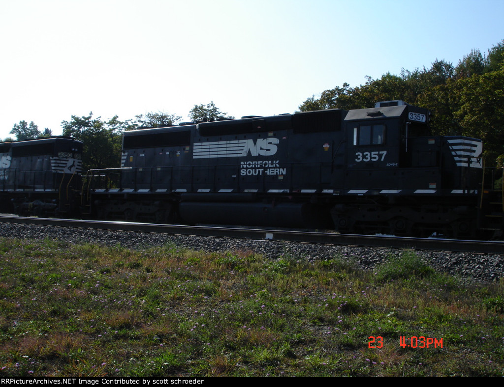 SD40-2 Helpers pushing EB